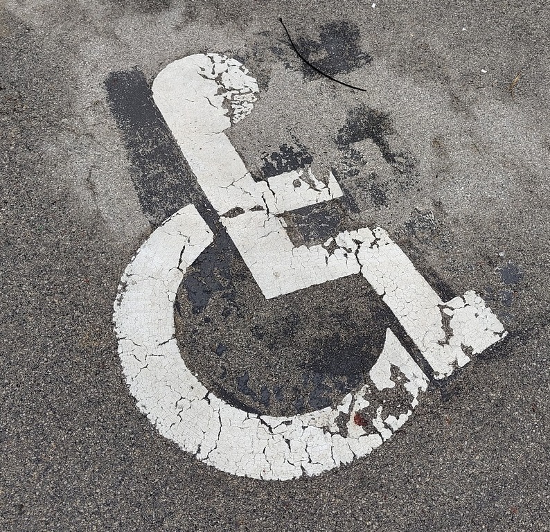 Stationnement place handicapé : quelles sont les règles ? | Mes-Allocs.fr